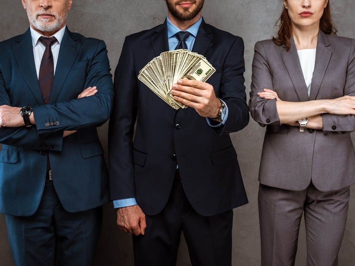 Here's the first bank to start handing out unlimited bankers bonuses ...